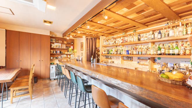 【相川駅徒歩3分】Bar fiore 路面店!一枚板カウンターのバースペース|大人のプライベートバーを貸切の写真5