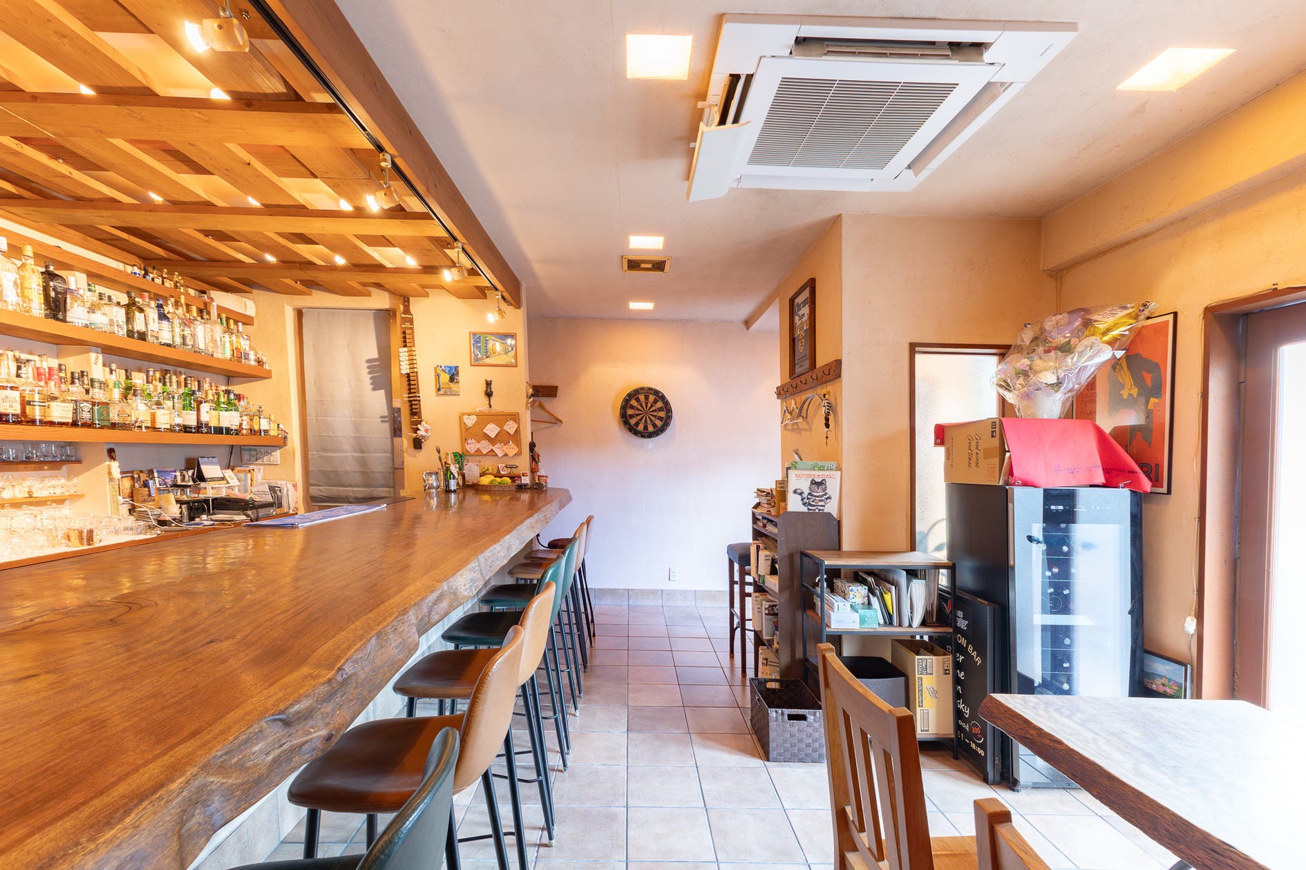 【相川駅徒歩3分】Bar fiore 路面店！一枚板カウンターのバースペース｜大人のプライベートバーを貸切の写真2