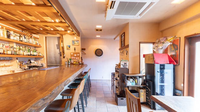 【相川駅徒歩3分】Bar fiore 路面店!一枚板カウンターのバースペース|大人のプライベートバーを貸切の写真2