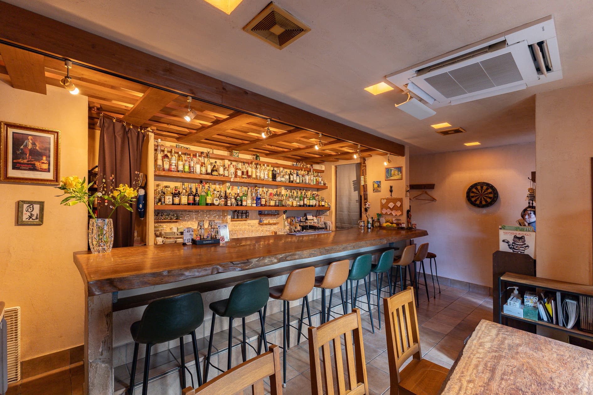 【相川駅徒歩3分】Bar fiore 路面店！一枚板カウンターのバースペース｜大人のプライベートバーを貸切の写真1