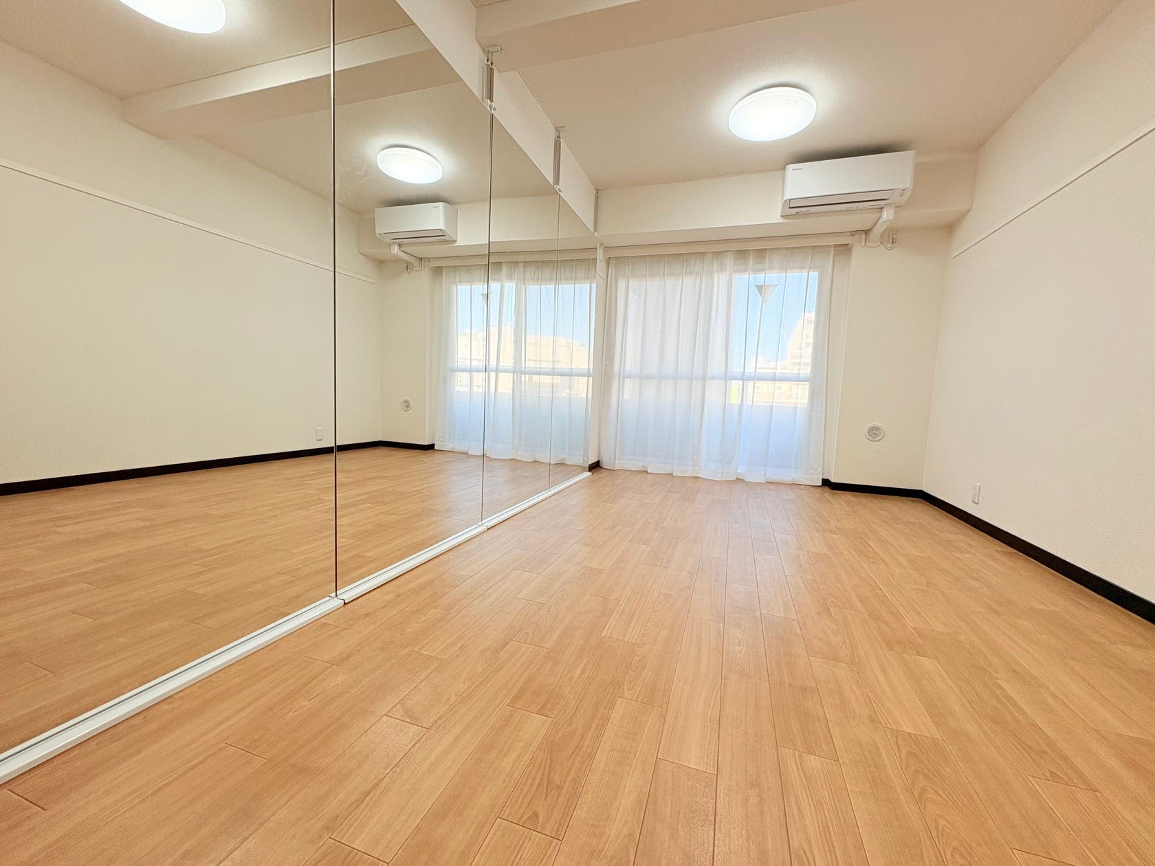 【地域最安値】🎊個人練習|動画撮影に最適🎊｜八王子駅2分｜少人数利用に最適なダンススタジオ｜幅4m大型鏡＆無料備品多数！の写真1