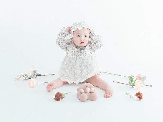 【大曽根駅徒歩2分】グレー塗り壁風+ピンクアーチ背景、白ホリ背景紙、クロマキー合成グリーンバック、子ども撮影に人気の写真1