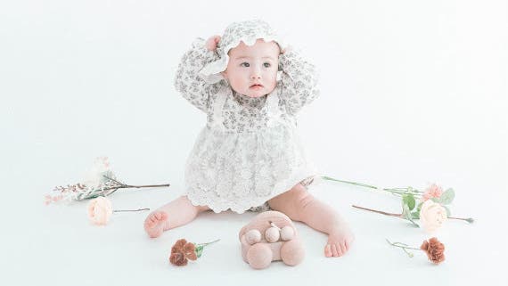 【大曽根駅徒歩2分】グレー塗り壁風+ピンクアーチ背景、白ホリ背景紙、クロマキー合成グリーンバック、子ども撮影に人気の写真1