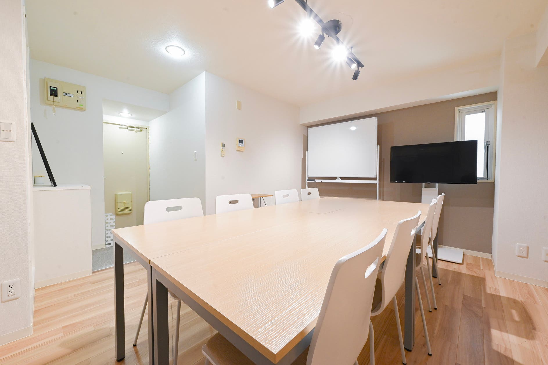 【駅近/スマイリ会議室】名古屋駅 徒歩3分/最大12名/Wi-Fi/セミナー/ミーティング/Web会議/モニター/ボードゲームの写真3