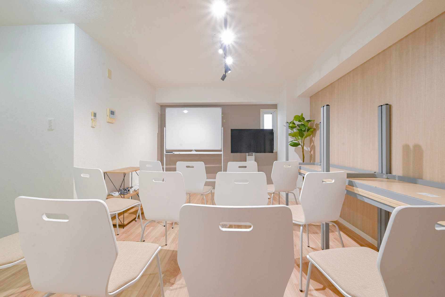 【駅近/スマイリ会議室】名古屋駅 徒歩3分/最大12名/Wi-Fi/セミナー/ミーティング/Web会議/モニター/ボードゲームの写真12