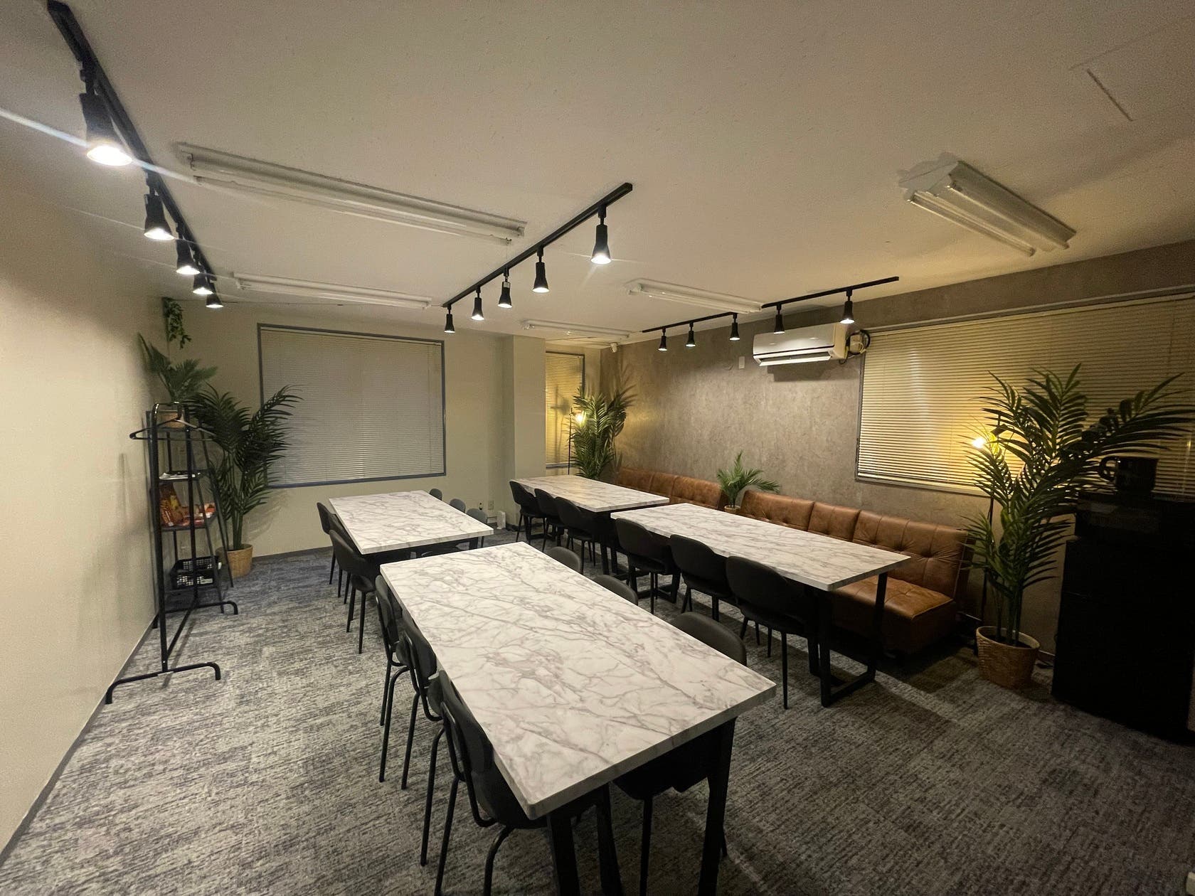 NEW！【八丁堀駅徒歩2分！宝町駅徒歩3分！】最大24名/無料Wifi/会議・撮影・女子会・ボドゲ・パーティ等！飲食🍺🍷可！の写真1