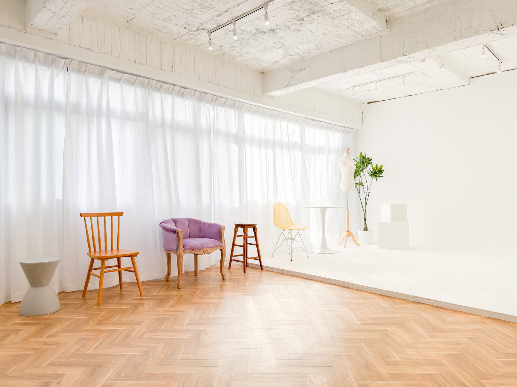 【超エキチカ✨新宿三丁目駅徒歩1分】天井高3ｍ/広々64㎡/8mの窓から溢れる陽の光/プロカメラマン監修の空間・機材（無料）の写真1