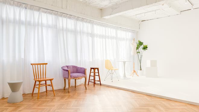 【超エキチカ✨新宿三丁目駅徒歩1分】天井高3m/広々64㎡/8mの窓から溢れる陽の光/プロカメラマン監修の空間・機材(無料)の写真1