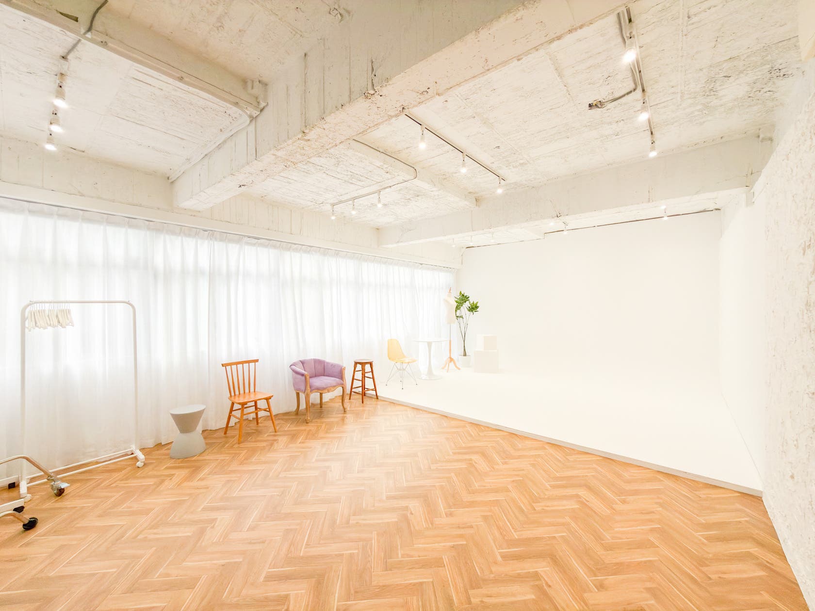 【超エキチカ✨新宿三丁目駅徒歩1分】天井高3ｍ/広々64㎡/8mの窓から溢れる陽の光/プロカメラマン監修の空間・機材（無料）の写真2