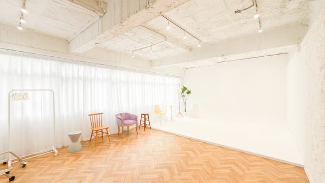 【超エキチカ✨新宿三丁目駅徒歩1分】天井高3m/広々64㎡/8mの窓から溢れる陽の光/プロカメラマン監修の空間・機材(無料)の写真2