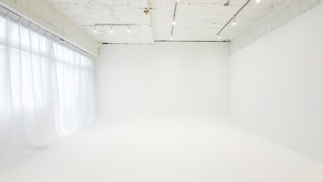 【超エキチカ✨新宿三丁目駅徒歩1分】天井高3m/広々64㎡/8mの窓から溢れる陽の光/プロカメラマン監修の空間・機材(無料)の写真3