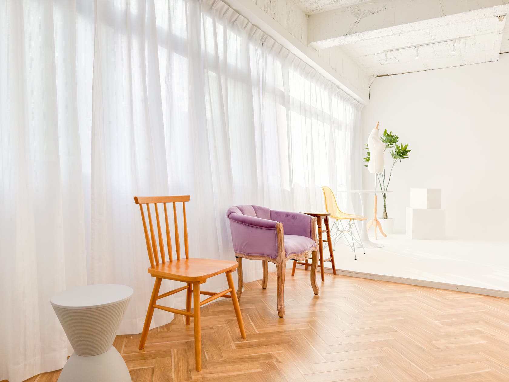 【超エキチカ✨新宿三丁目駅徒歩1分】天井高3ｍ/広々64㎡/8mの窓から溢れる陽の光/プロカメラマン監修の空間・機材（無料）の写真6