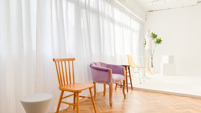 【超エキチカ✨新宿三丁目駅徒歩1分】天井高3m/広々64㎡/8mの窓から溢れる陽の光/プロカメラマン監修の空間・機材(無料)の写真6