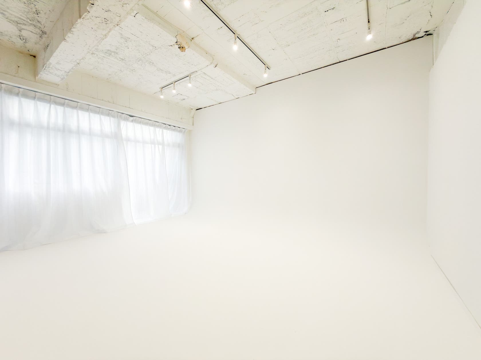 【超エキチカ✨新宿三丁目駅徒歩1分】天井高3ｍ/広々64㎡/8mの窓から溢れる陽の光/プロカメラマン監修の空間・機材（無料）の写真5