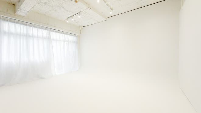 【超エキチカ✨新宿三丁目駅徒歩1分】天井高3m/広々64㎡/8mの窓から溢れる陽の光/プロカメラマン監修の空間・機材(無料)の写真5