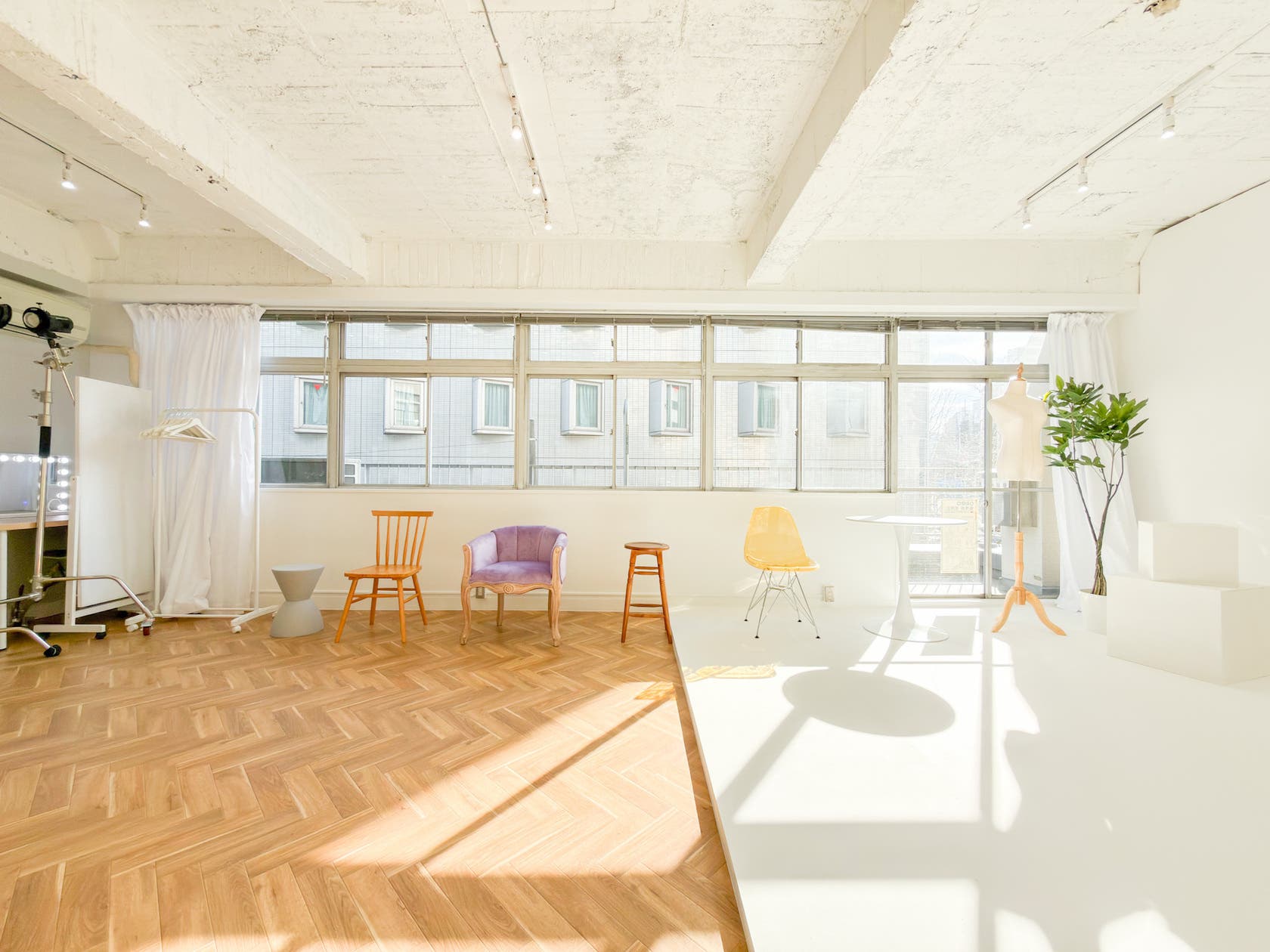 【超エキチカ✨新宿三丁目駅徒歩1分】天井高3ｍ/広々64㎡/8mの窓から溢れる陽の光/プロカメラマン監修の空間・機材（無料）の写真7