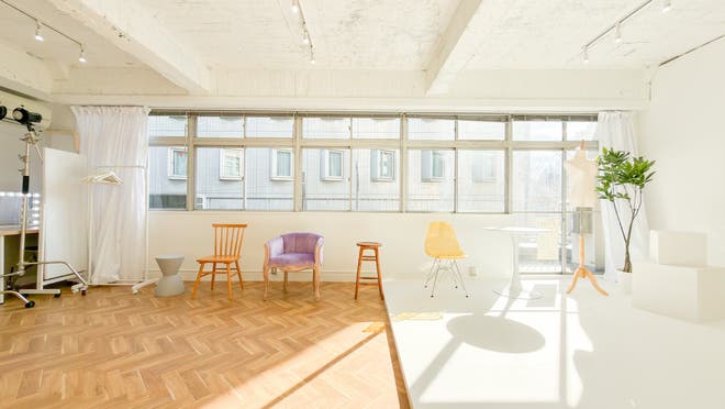 【超エキチカ✨新宿三丁目駅徒歩1分】天井高3m/広々64㎡/8mの窓から溢れる陽の光/プロカメラマン監修の空間・機材(無料)の写真7