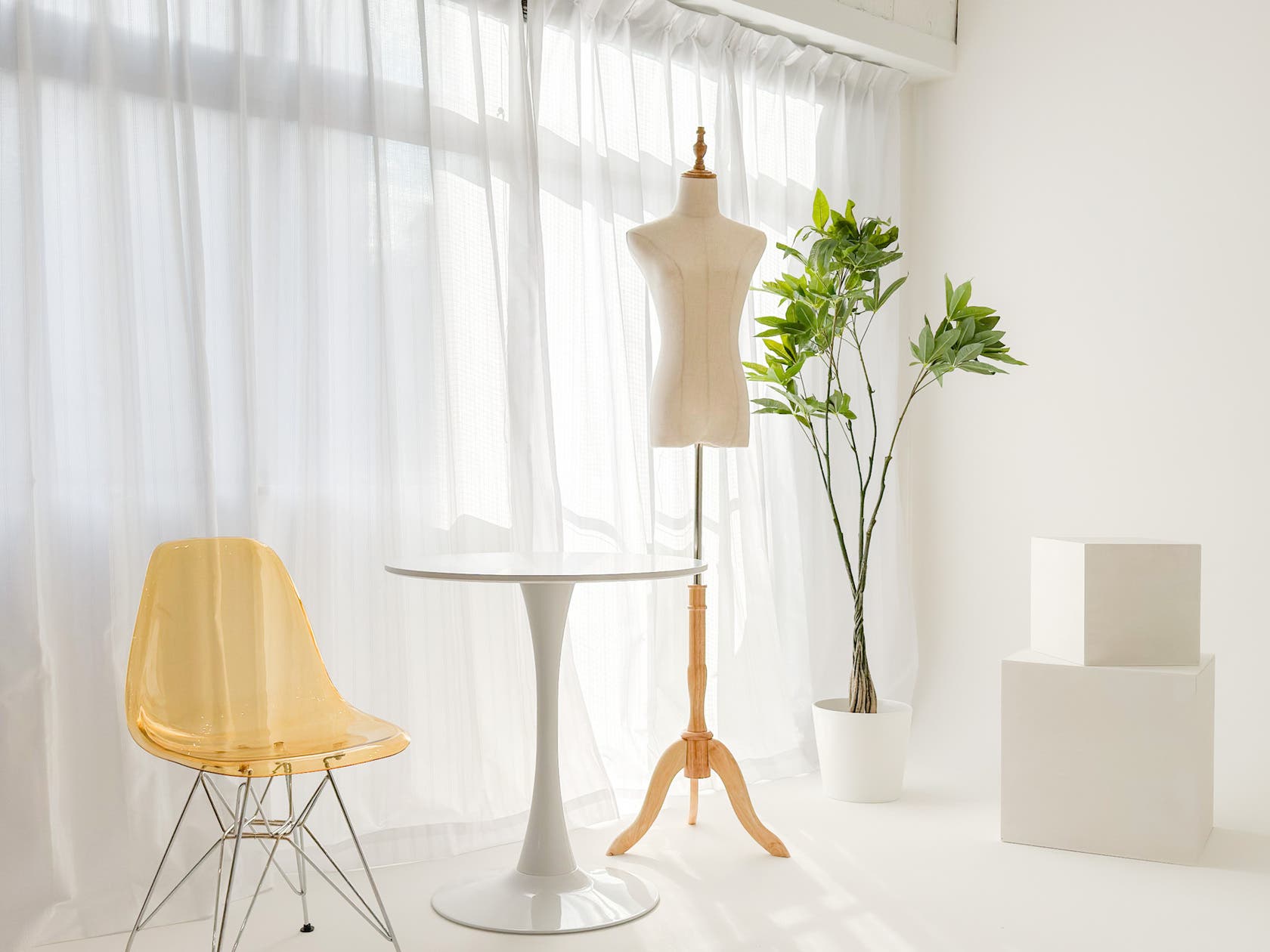 【超エキチカ✨新宿三丁目駅徒歩1分】天井高3ｍ/広々64㎡/8mの窓から溢れる陽の光/プロカメラマン監修の空間・機材（無料）の写真8