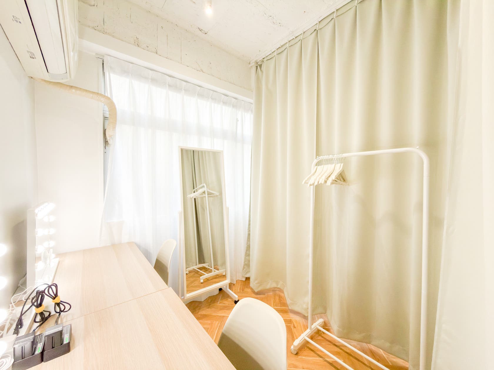 【超エキチカ✨新宿三丁目駅徒歩1分】天井高3ｍ/広々64㎡/8mの窓から溢れる陽の光/プロカメラマン監修の空間・機材（無料）の写真11