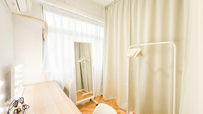 【超エキチカ✨新宿三丁目駅徒歩1分】天井高3m/広々64㎡/8mの窓から溢れる陽の光/プロカメラマン監修の空間・機材(無料)の写真11