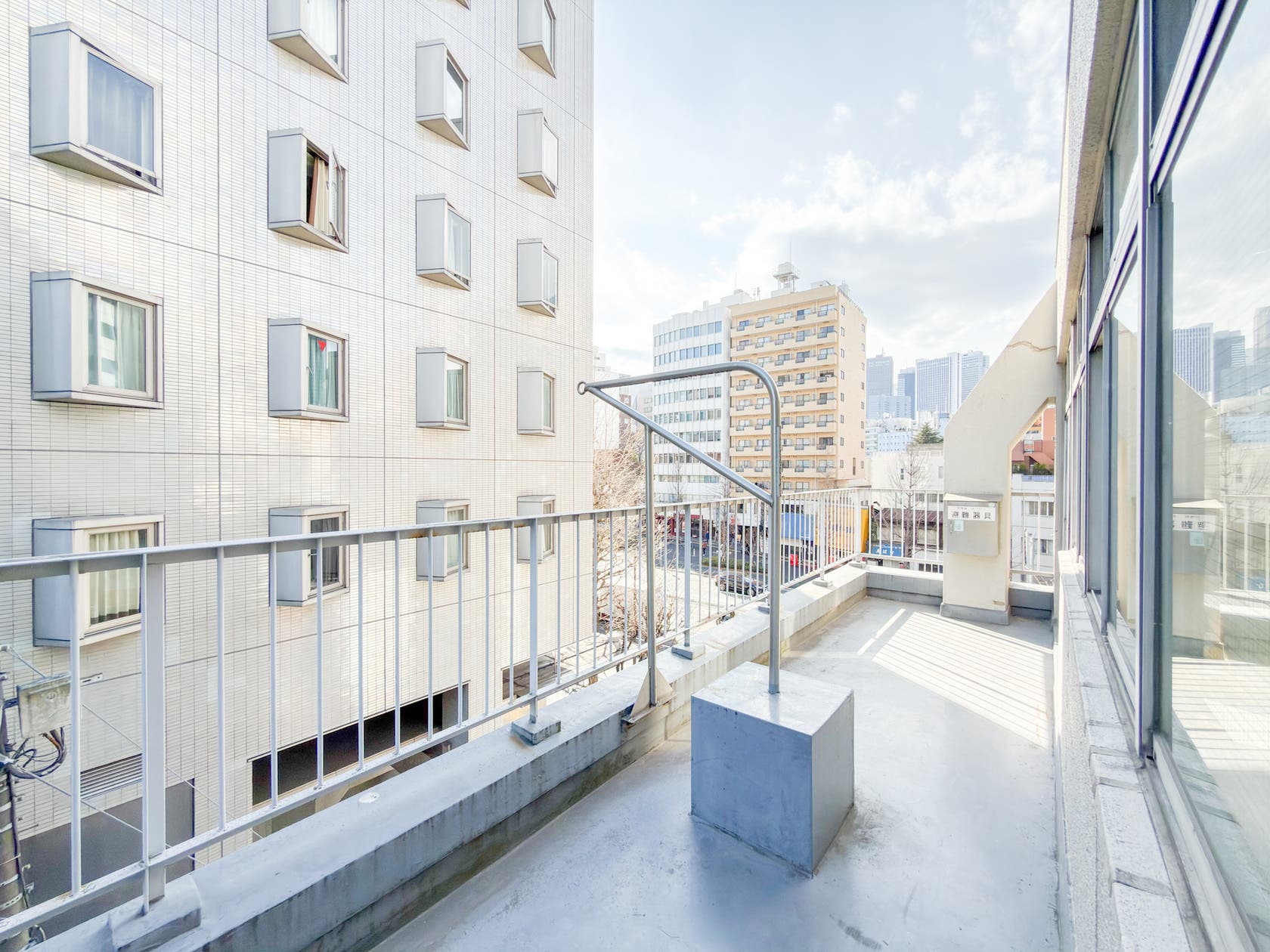 【超エキチカ✨新宿三丁目駅徒歩1分】天井高3ｍ/広々64㎡/8mの窓から溢れる陽の光/プロカメラマン監修の空間・機材（無料）の写真10