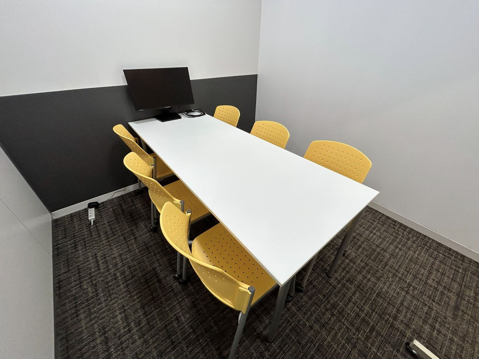 名古屋会議室 プライム 第13会議室【名古屋駅徒歩4分・無料Wi-Fi・最大6名・プライムセントラルタワー名古屋駅前店】の写真2