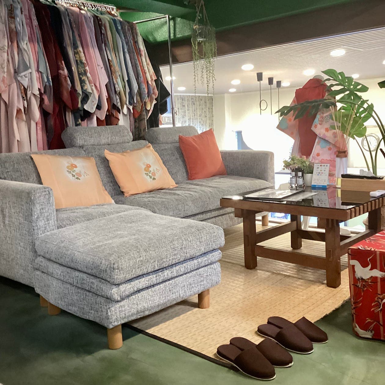 🌸【Wi-Fi・冷暖房完備】駅から徒歩5分の中2Fカフェスペース🌸の写真1