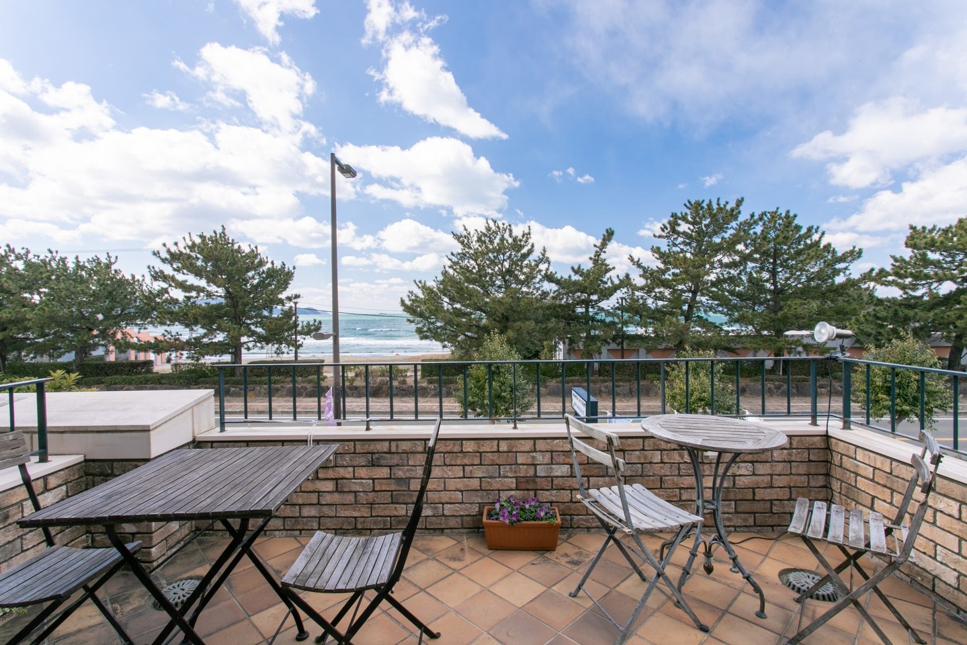 海の見えるテラス席　MILDDLE BAY COURT　2F TERRACEの写真1