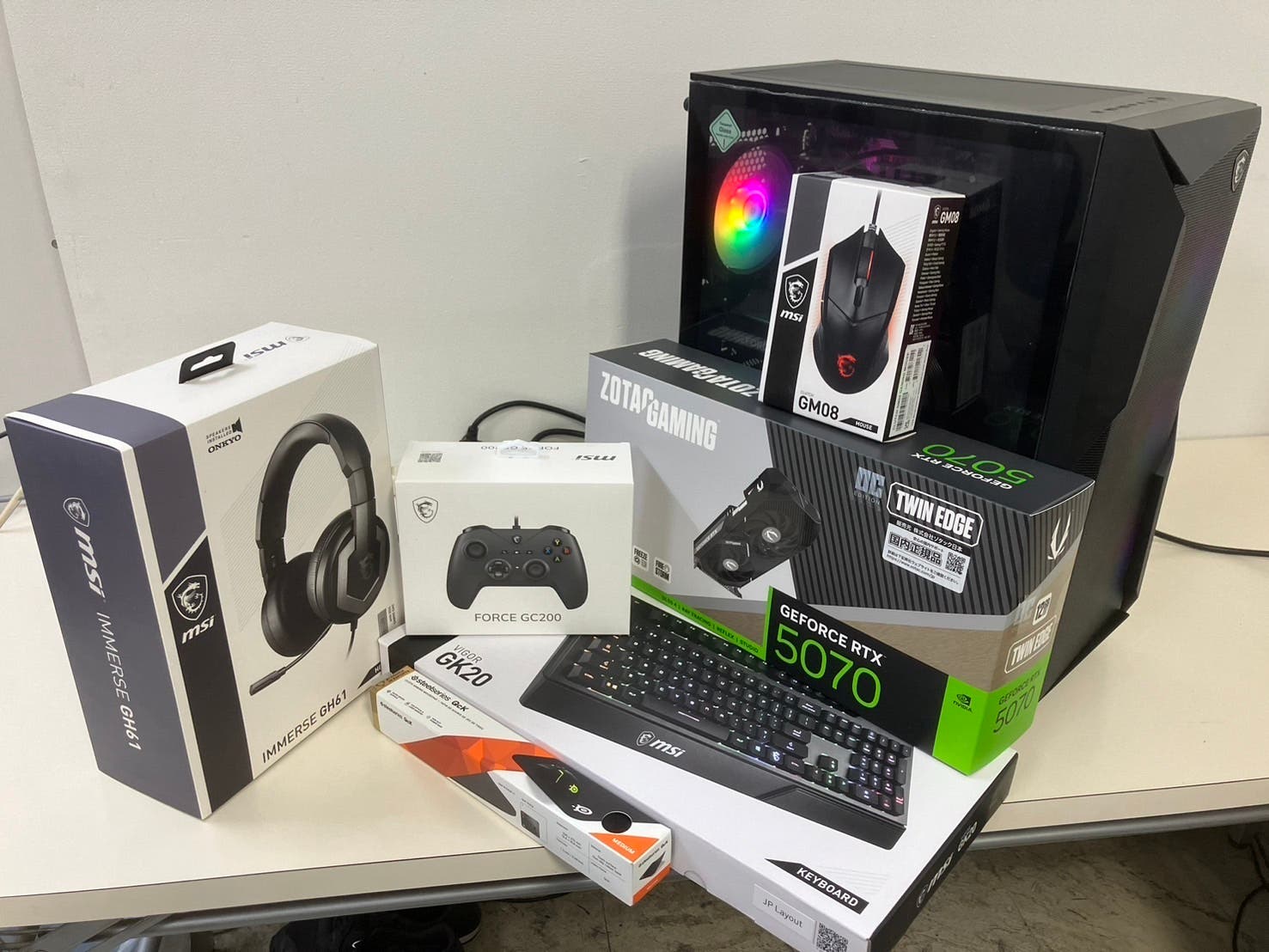 【防音完全個室】【配信・VC可】JR綾瀬駅西口から徒歩10秒、24時間いつでも使える、ネットカフェ併設のesports施設の写真1