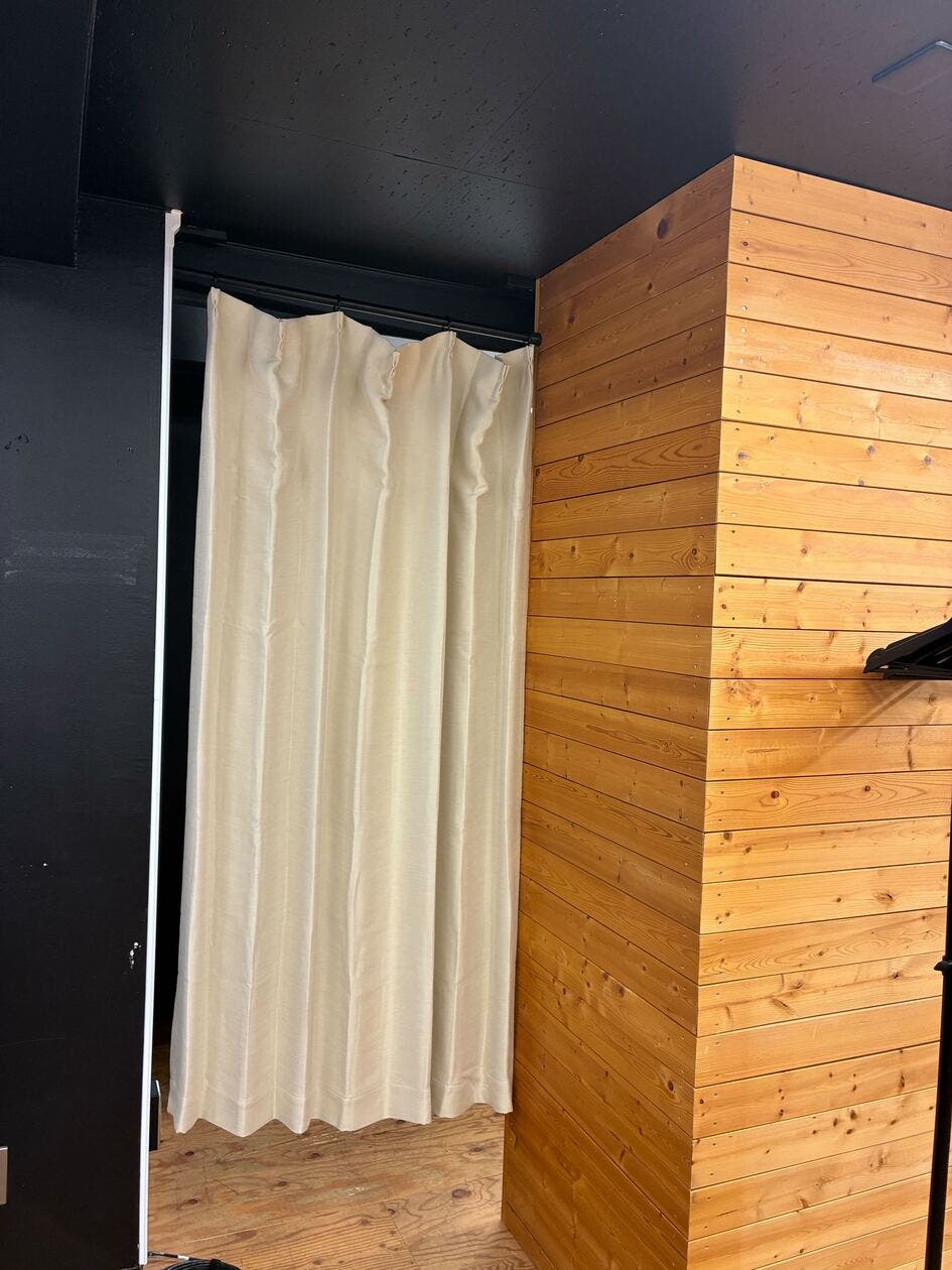 【406】2025/12/29増床OPEN！楽屋や控室にもぴったり✨最大18名収容可能!最短2時間✨鏡あり💄飲食持ち込みOK✨の写真10