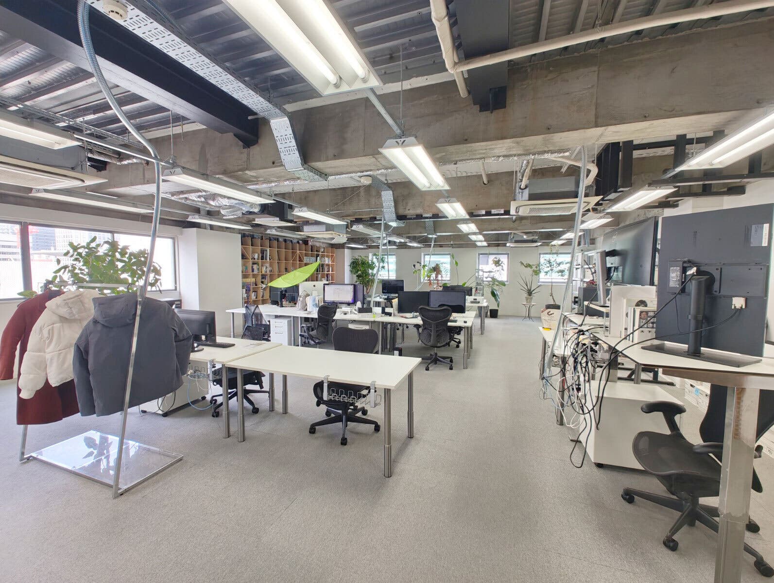 駅から徒歩約５分！ゆったり使用できる作業机の写真1