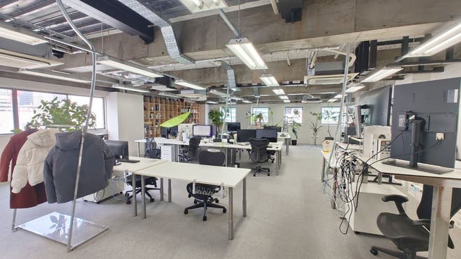 駅から徒歩約5分!ゆったり使用できる作業机の写真1