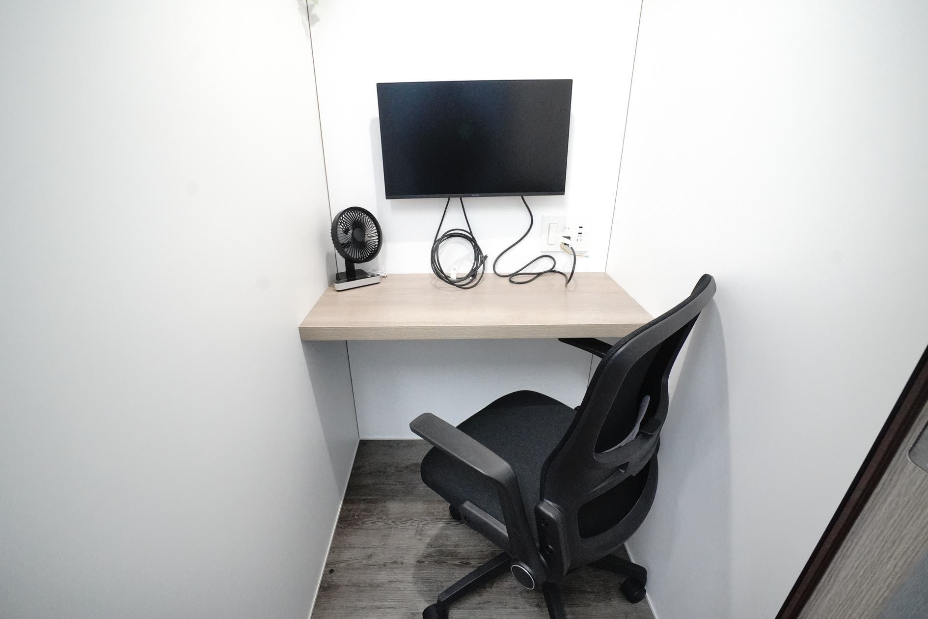 ＜ワークブース西荻窪駅前No.2＞駅徒歩1分🚃完全個室🚪光回線Wi-Fi📶電源🔌テレワーク/ZOOM/面接/自習/作業の写真2