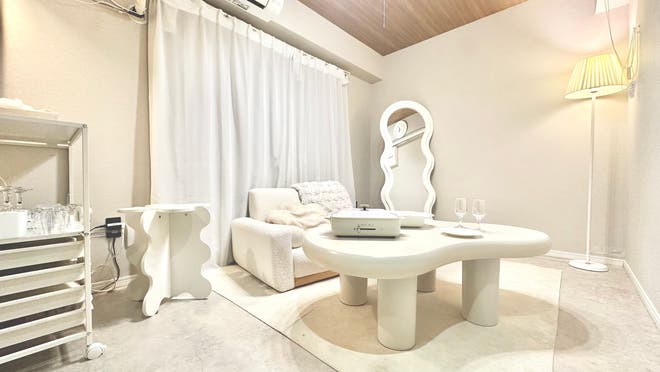 新宿駅徒歩8分🎉👭24H利用可🕐自然光✨大画面プロジェクターで映画鑑賞/イベント/デート/打ち上げ/女子会の写真1