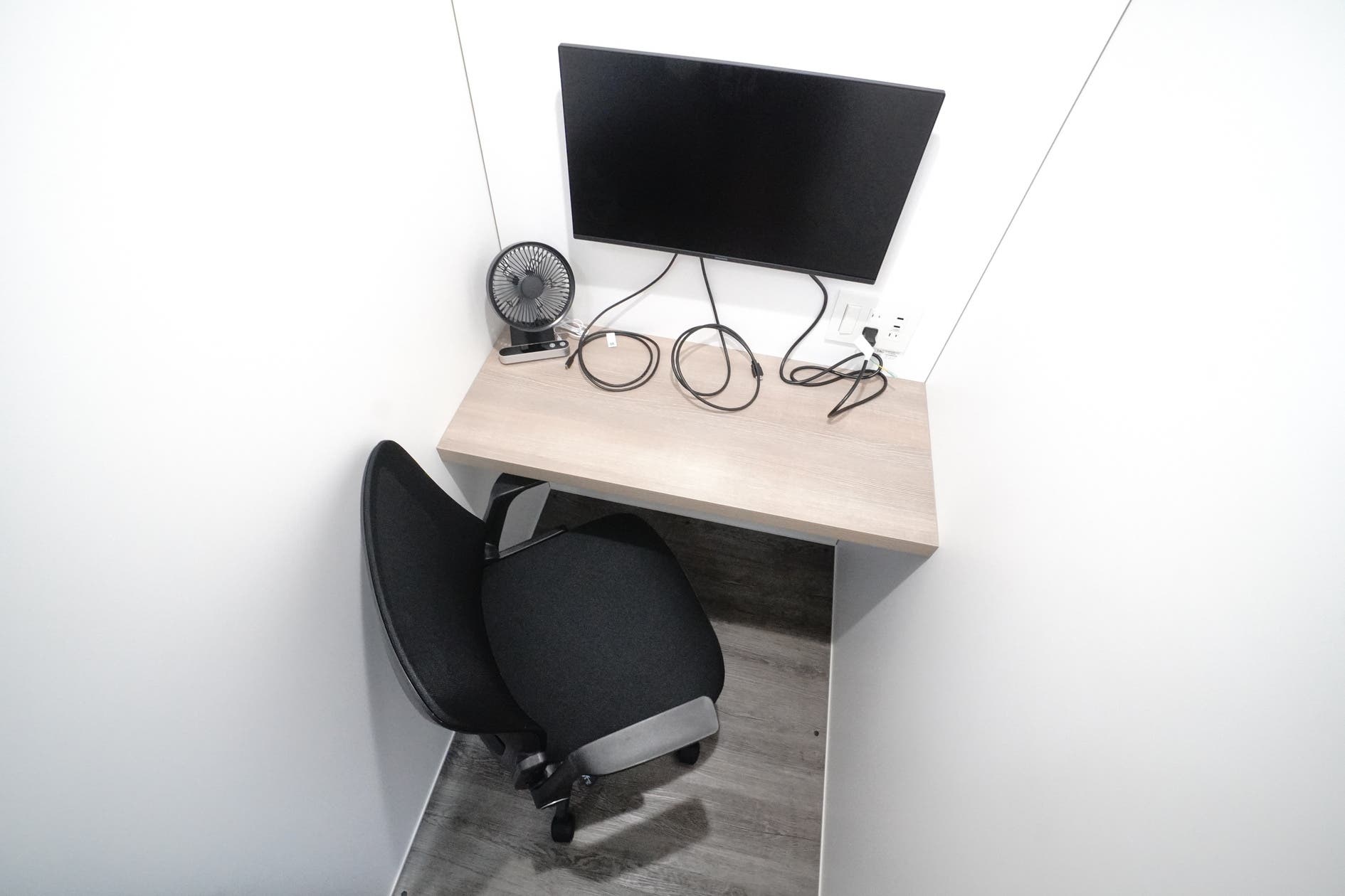 ＜ワークブース西荻窪駅前No.3＞駅徒歩1分🚃完全個室🚪光回線Wi-Fi📶電源🔌テレワーク/ZOOM/面接/自習/作業の写真4