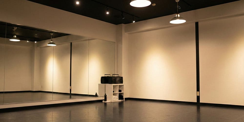 大阪心斎橋レンタルスタジオ ダンサーズ 当日予約可能！ダンスの個人・団体練習やその他の用途に最適な多目的スペースですの写真1