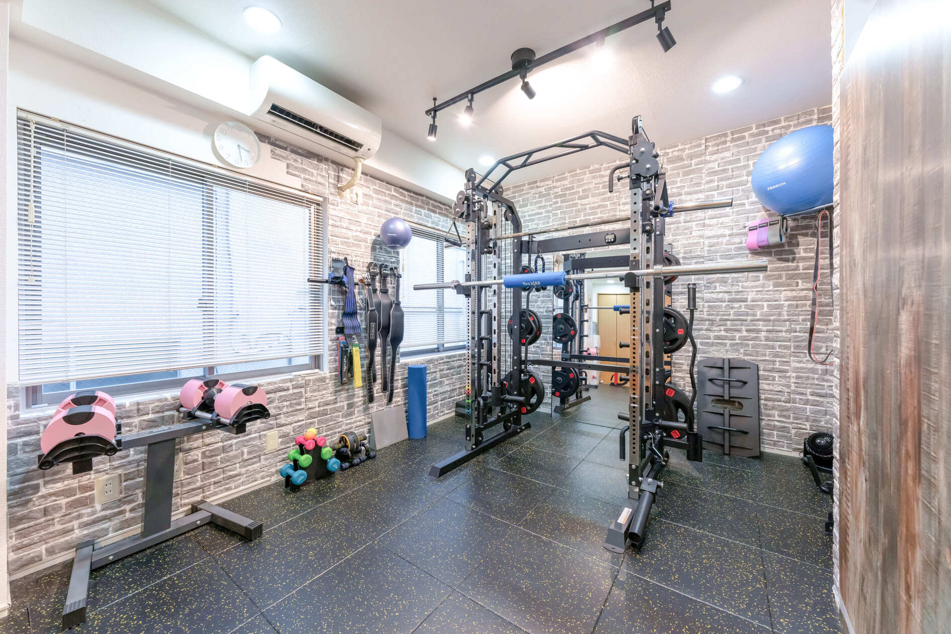 【中野駅３分神コスパジム★】マルチラック/ウェア/シューズ/シャワー無料！【30㎡】の写真1