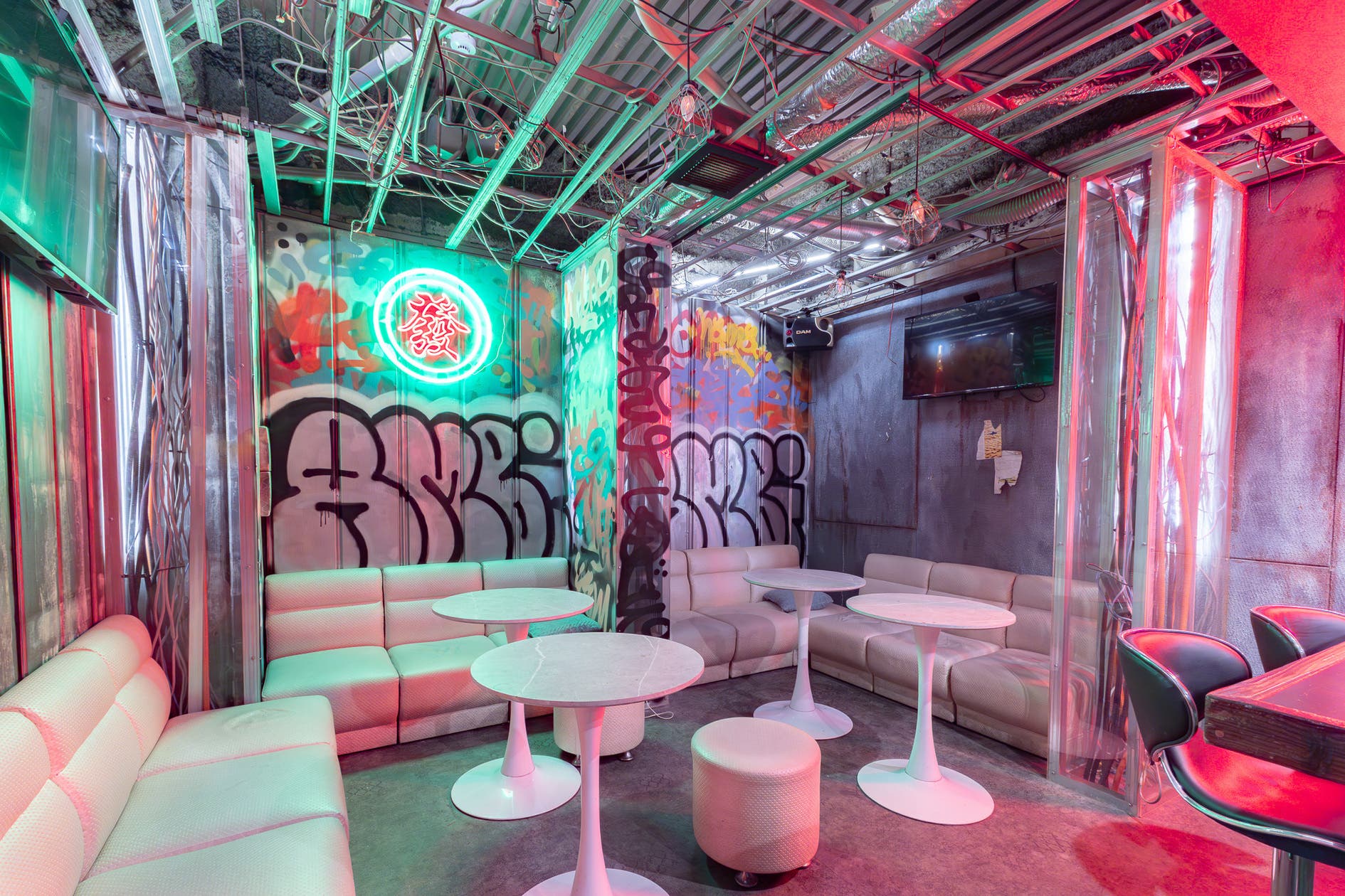 【心斎橋駅から徒歩8分】cafe&bar Ambitious 廃墟×コンセプト”を体感できる/日常から切り離されたワンシーンの写真2