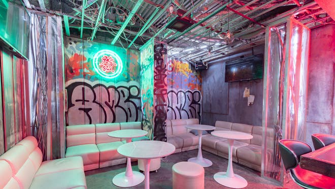 【心斎橋駅から徒歩8分】cafe&bar Ambitious 廃墟×コンセプト”を体感できる/日常から切り離されたワンシーンの写真2