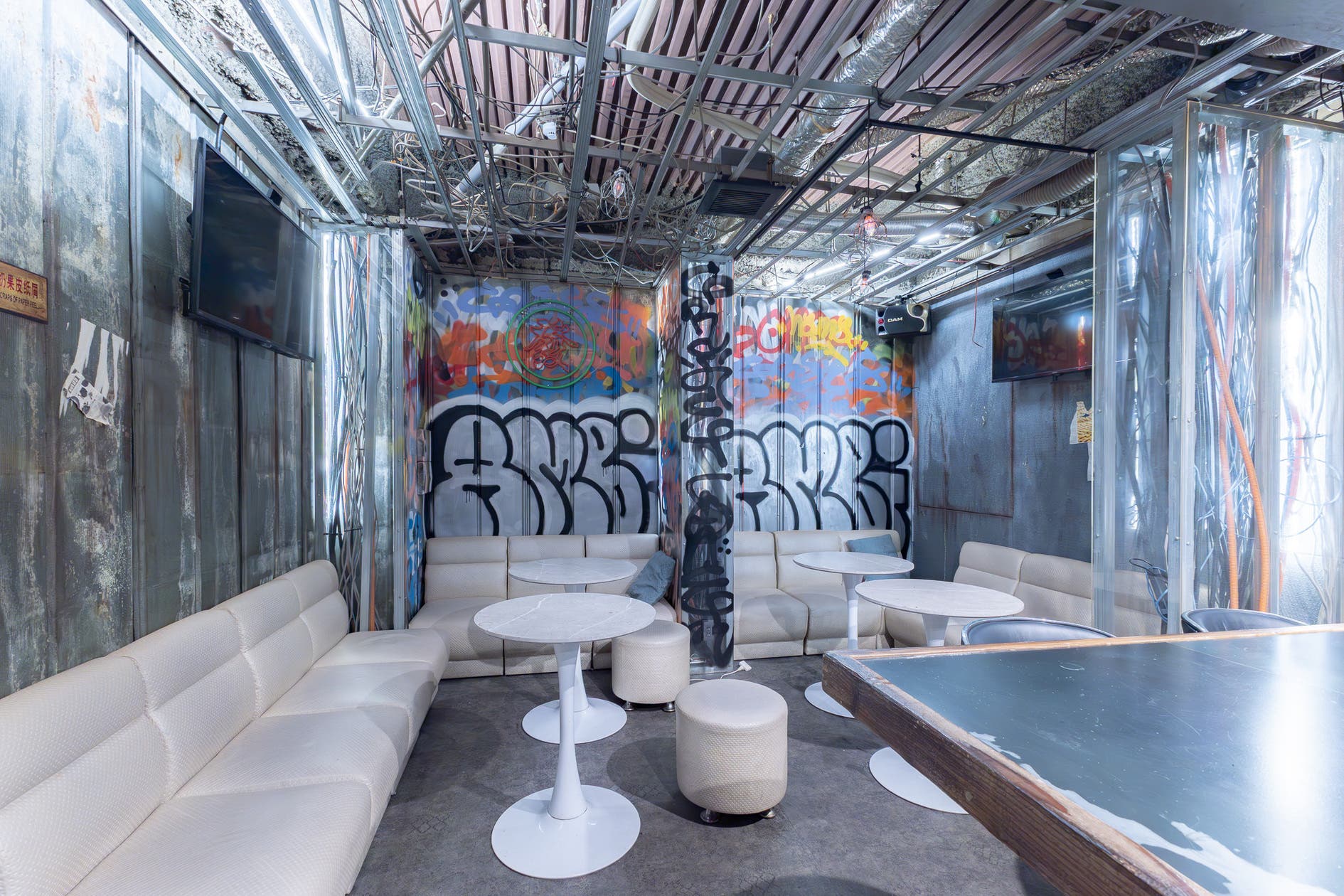 【心斎橋駅から徒歩8分】cafe&bar Ambitious 廃墟×コンセプト”を体感できる/日常から切り離されたワンシーンの写真15