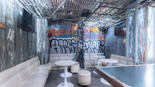 【心斎橋駅から徒歩8分】cafe&bar Ambitious 廃墟×コンセプト”を体感できる/日常から切り離されたワンシーンの写真15