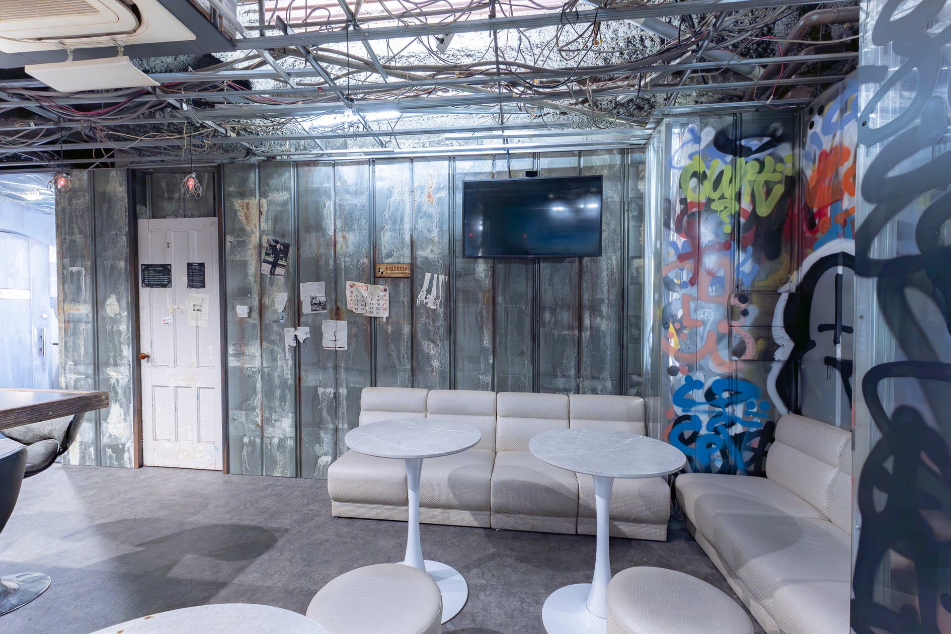 【心斎橋駅から徒歩8分】cafe&bar Ambitious 廃墟×コンセプト”を体感できる/日常から切り離されたワンシーンの写真17