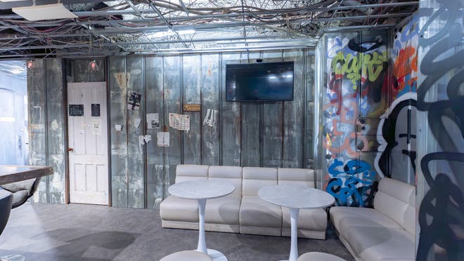 【心斎橋駅から徒歩8分】cafe&bar Ambitious 廃墟×コンセプト”を体感できる/日常から切り離されたワンシーンの写真17