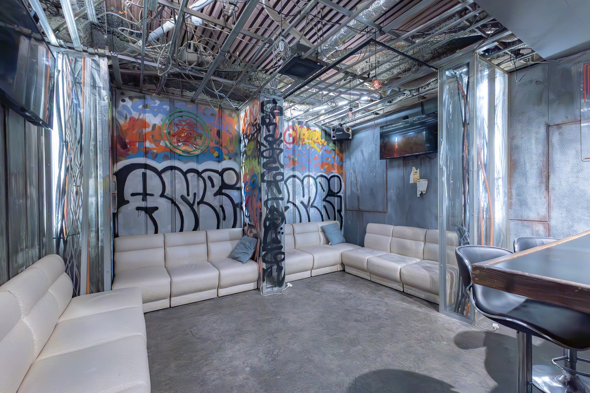 【心斎橋駅から徒歩8分】cafe&bar Ambitious 廃墟×コンセプト”を体感できる/日常から切り離されたワンシーンの写真19