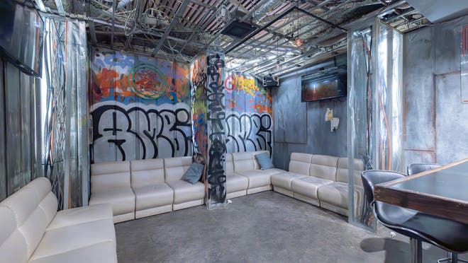 【心斎橋駅から徒歩8分】cafe&bar Ambitious 廃墟×コンセプト”を体感できる/日常から切り離されたワンシーンの写真19