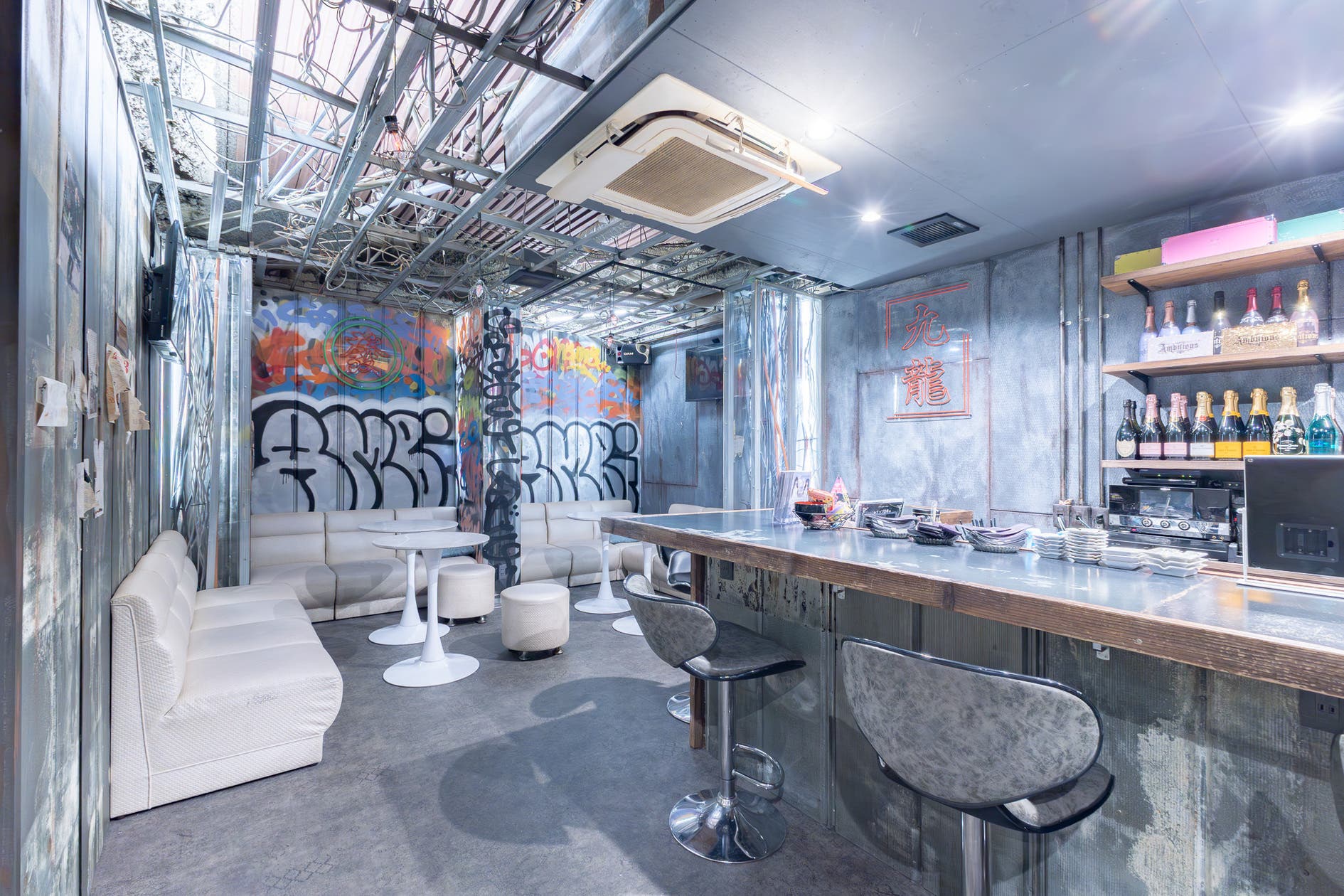 【心斎橋駅から徒歩8分】cafe&bar Ambitious 廃墟×コンセプト”を体感できる/日常から切り離されたワンシーンの写真14