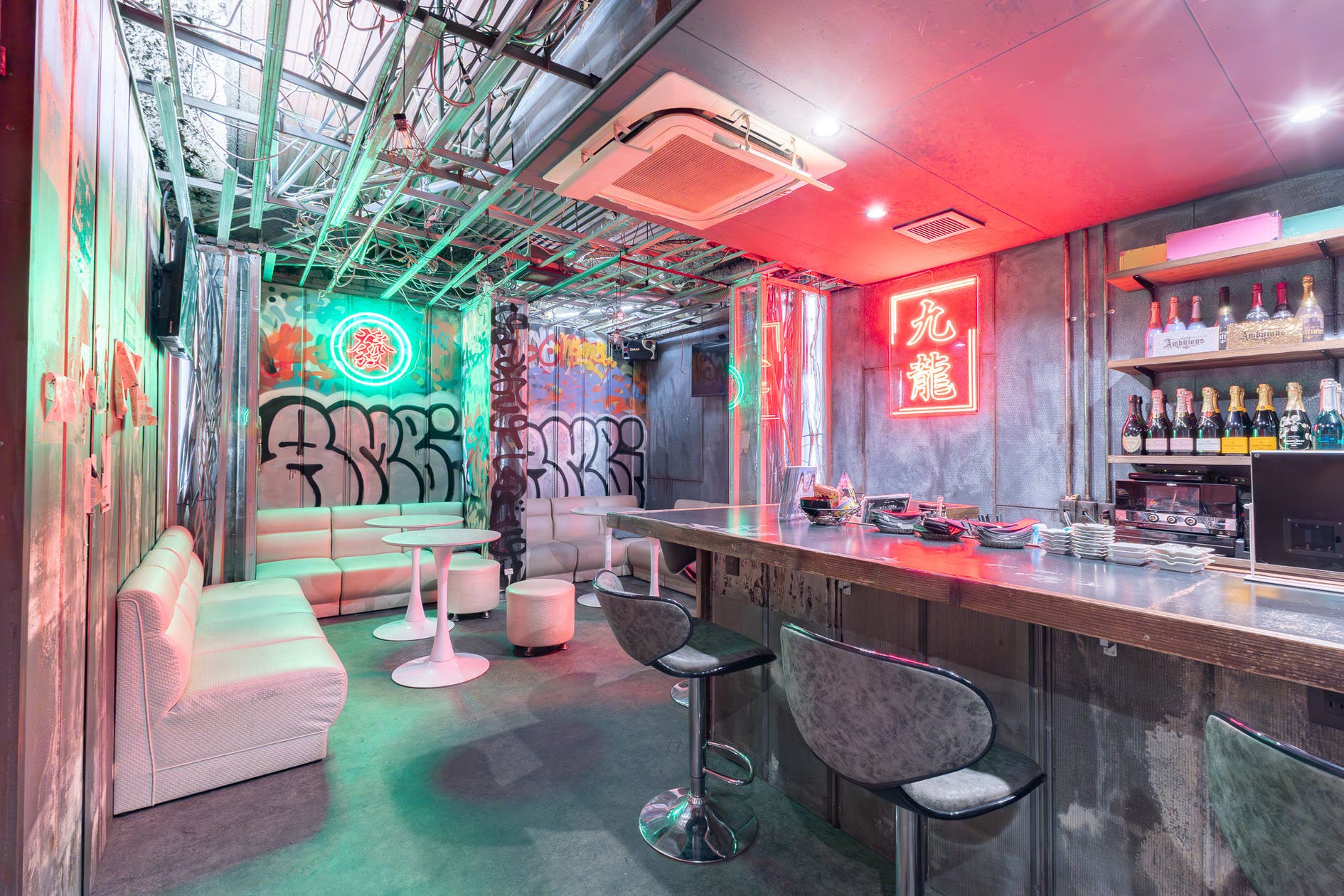 【心斎橋駅から徒歩8分】cafe&bar Ambitious 廃墟×コンセプト”を体感できる/日常から切り離されたワンシーンの写真1