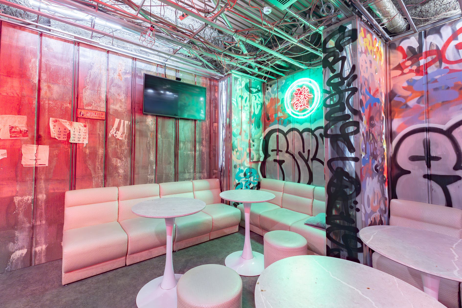 【心斎橋駅から徒歩8分】cafe&bar Ambitious 廃墟×コンセプト”を体感できる/日常から切り離されたワンシーンの写真4