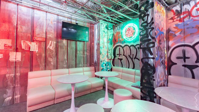 【心斎橋駅から徒歩8分】cafe&bar Ambitious 廃墟×コンセプト”を体感できる/日常から切り離されたワンシーンの写真4