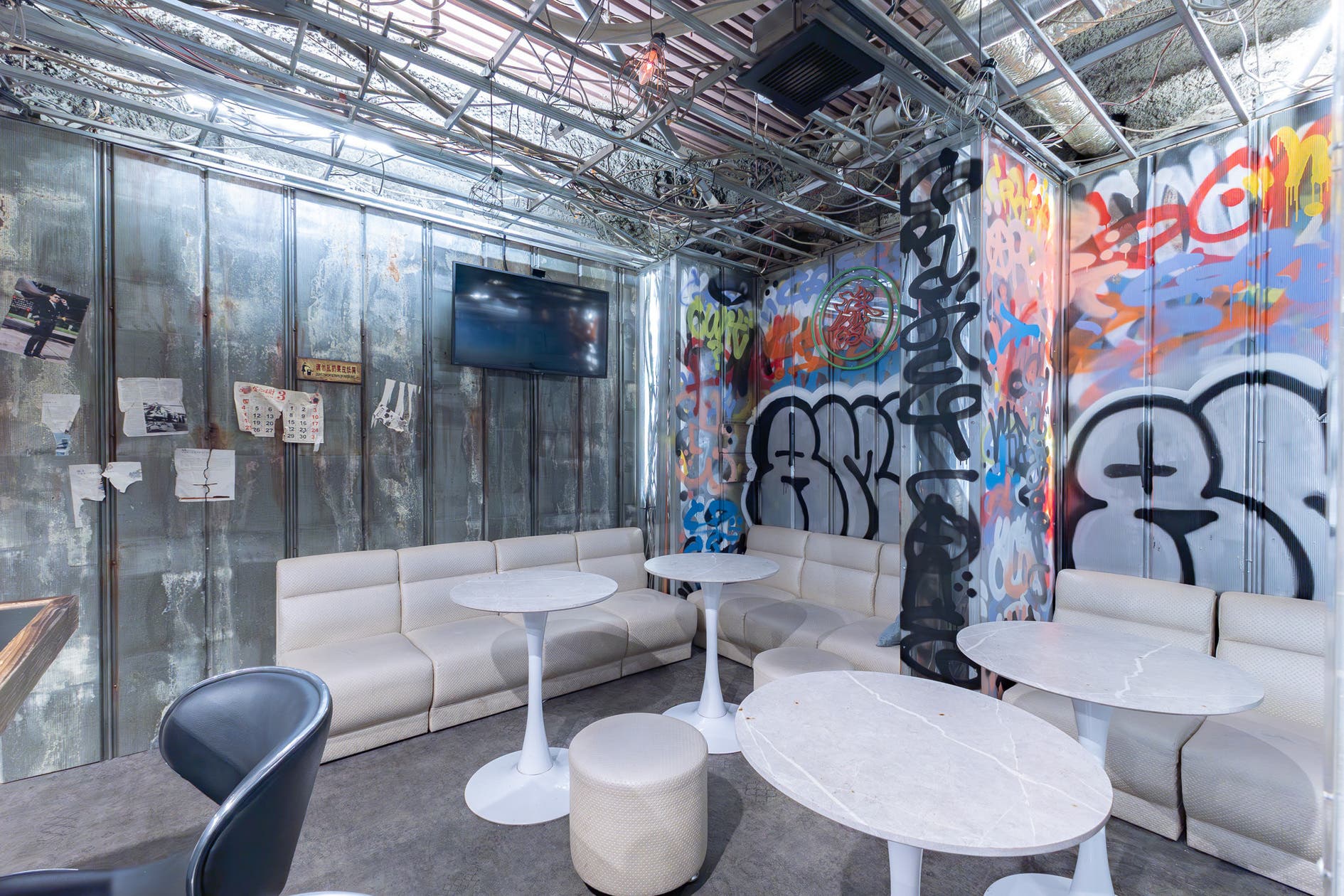 【心斎橋駅から徒歩8分】cafe&bar Ambitious 廃墟×コンセプト”を体感できる/日常から切り離されたワンシーンの写真18